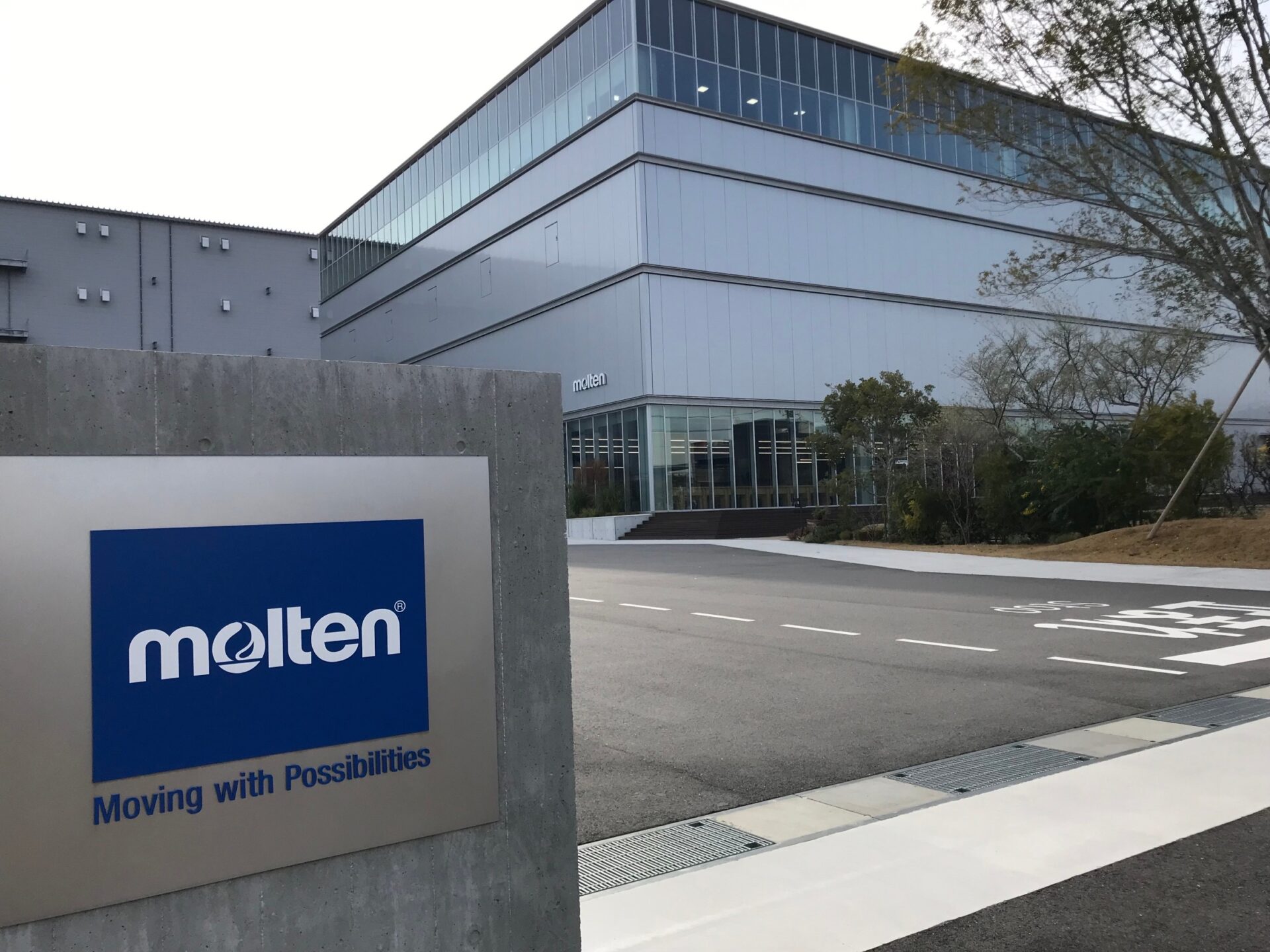 既成概念を超えた先に広がる世界「モルテン」のモノづくり基地[the Box]は熱狂的なコミュニティと独自の文化を育む - スポーツのチカラ